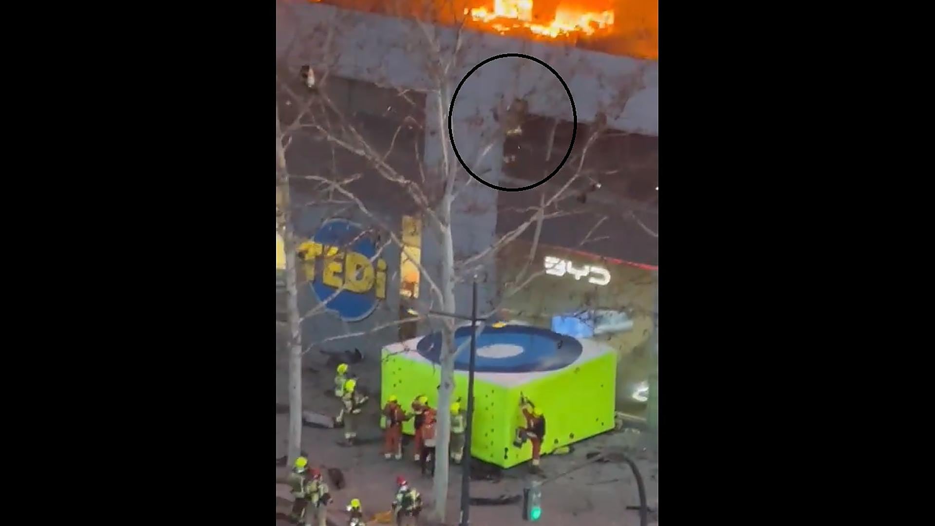 El momento en el que un bombero escapa del fuego del edificio en Valencia saltando desde el ...